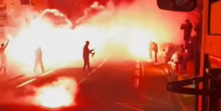 Caos Nantes-Tolosa: invasione ultras, petardi e partita rinviata